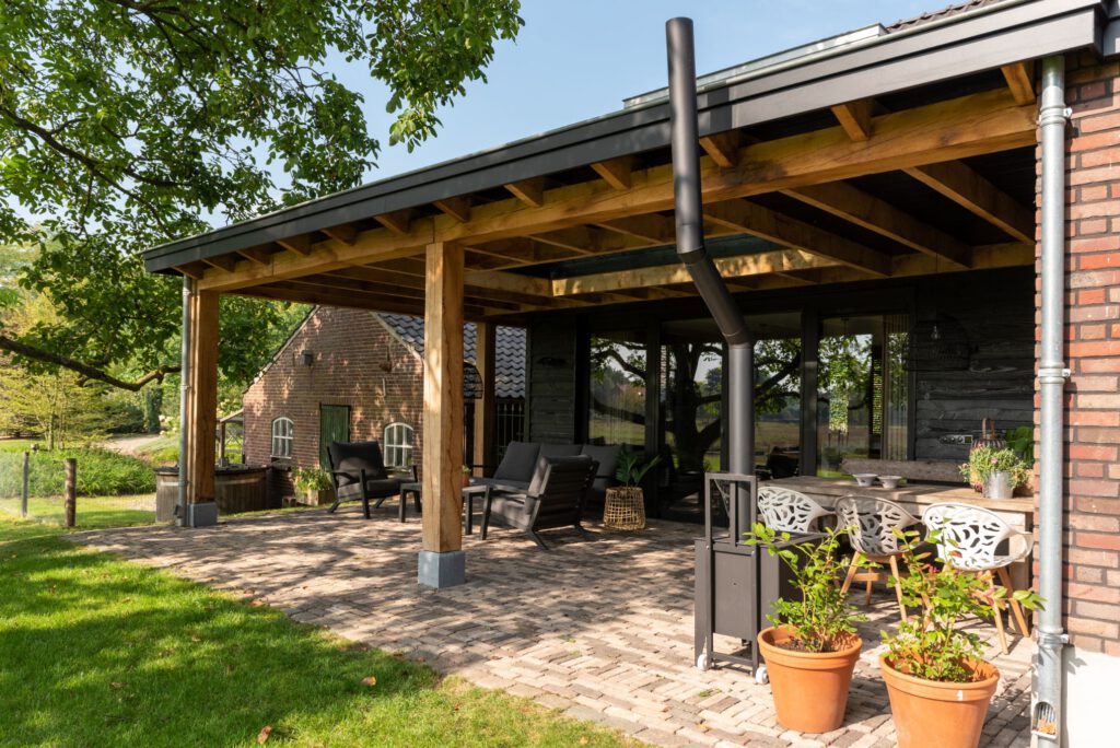 Luxe overkapping - Sfeervol Buitenleven